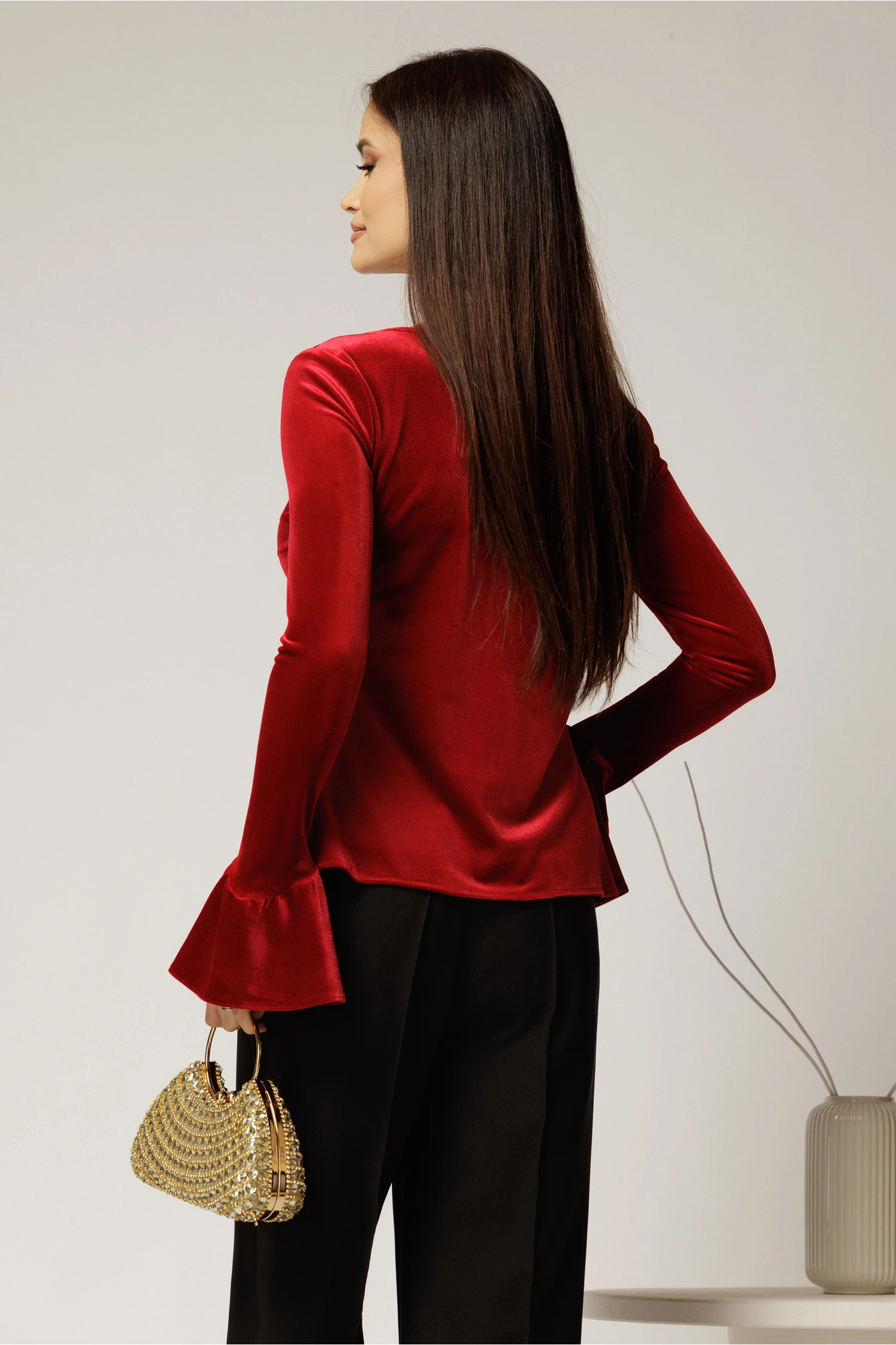 Bluza rosie din catifea cu maneci clopot snur si nasturi la decolteu ...