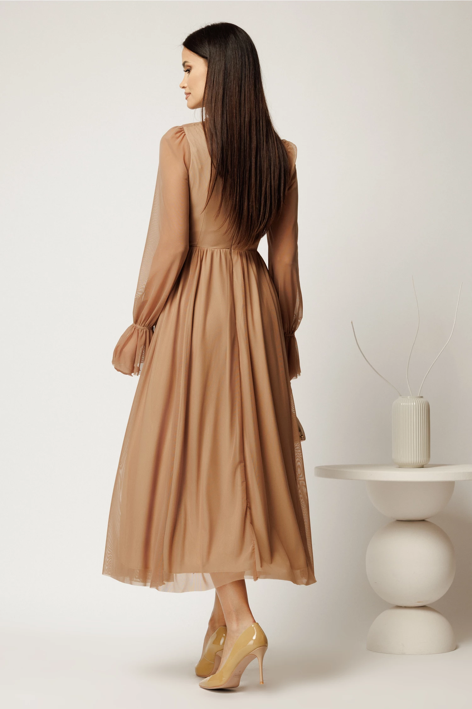 Rochie DY Fashion midi bej din tulle fin in clos cu crapatura pe picior ...