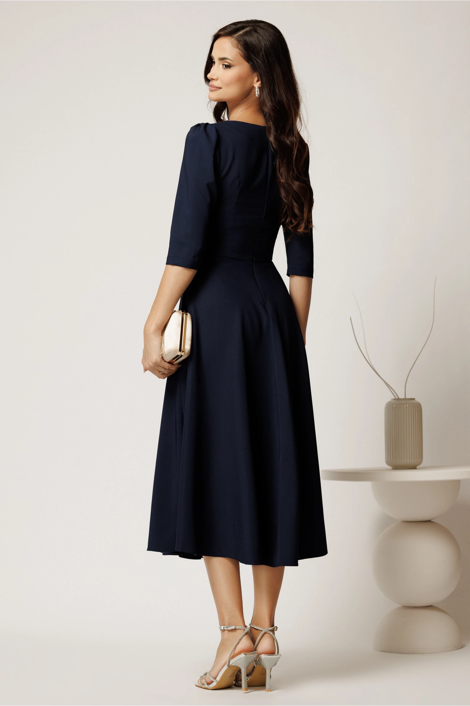 Rochie midi bleumarin din stofa in clos cu floare in talie - DyFashion