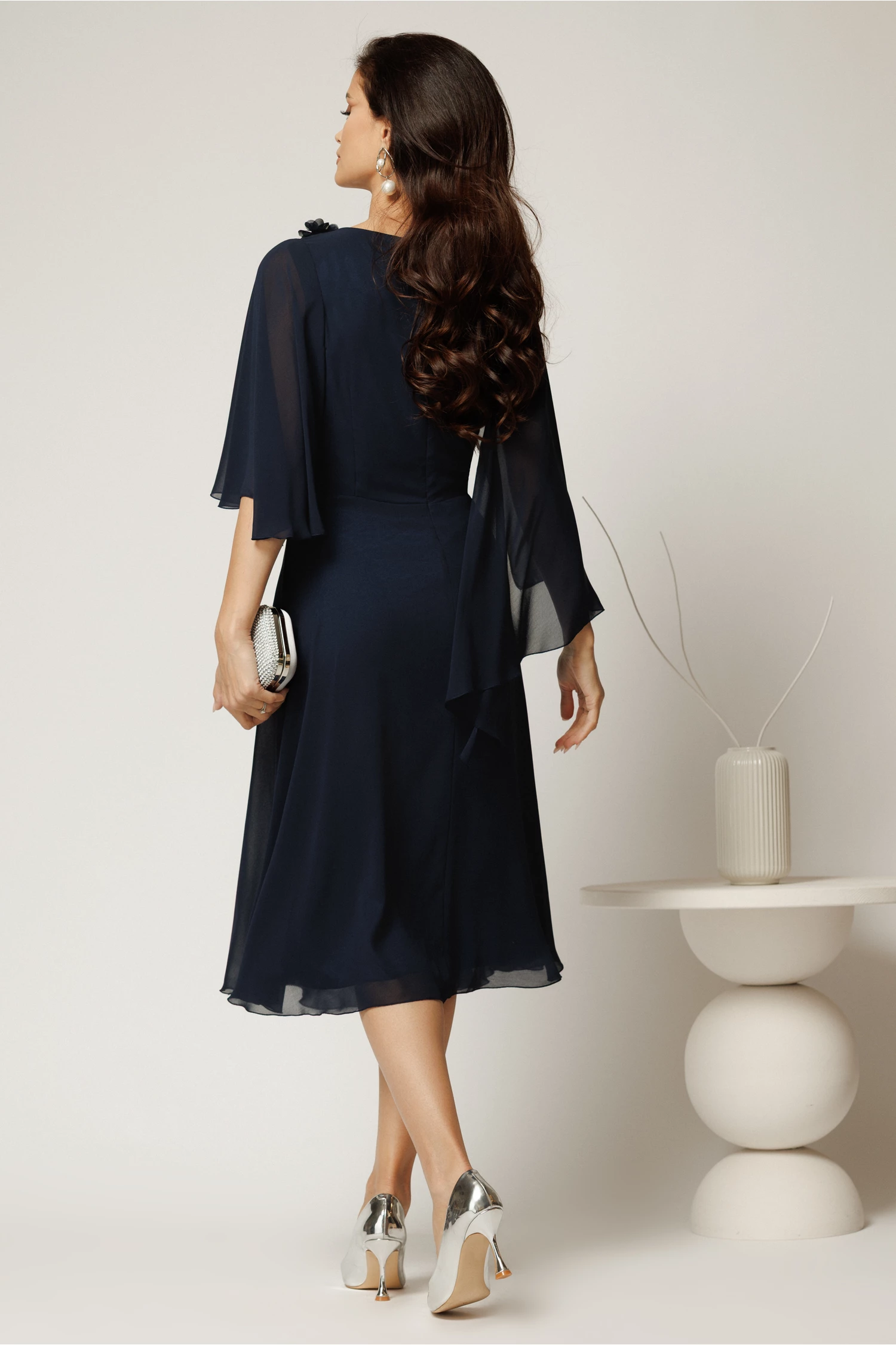 Rochie midi bleumarin din voal in clini cu flori pe talie si umar ...