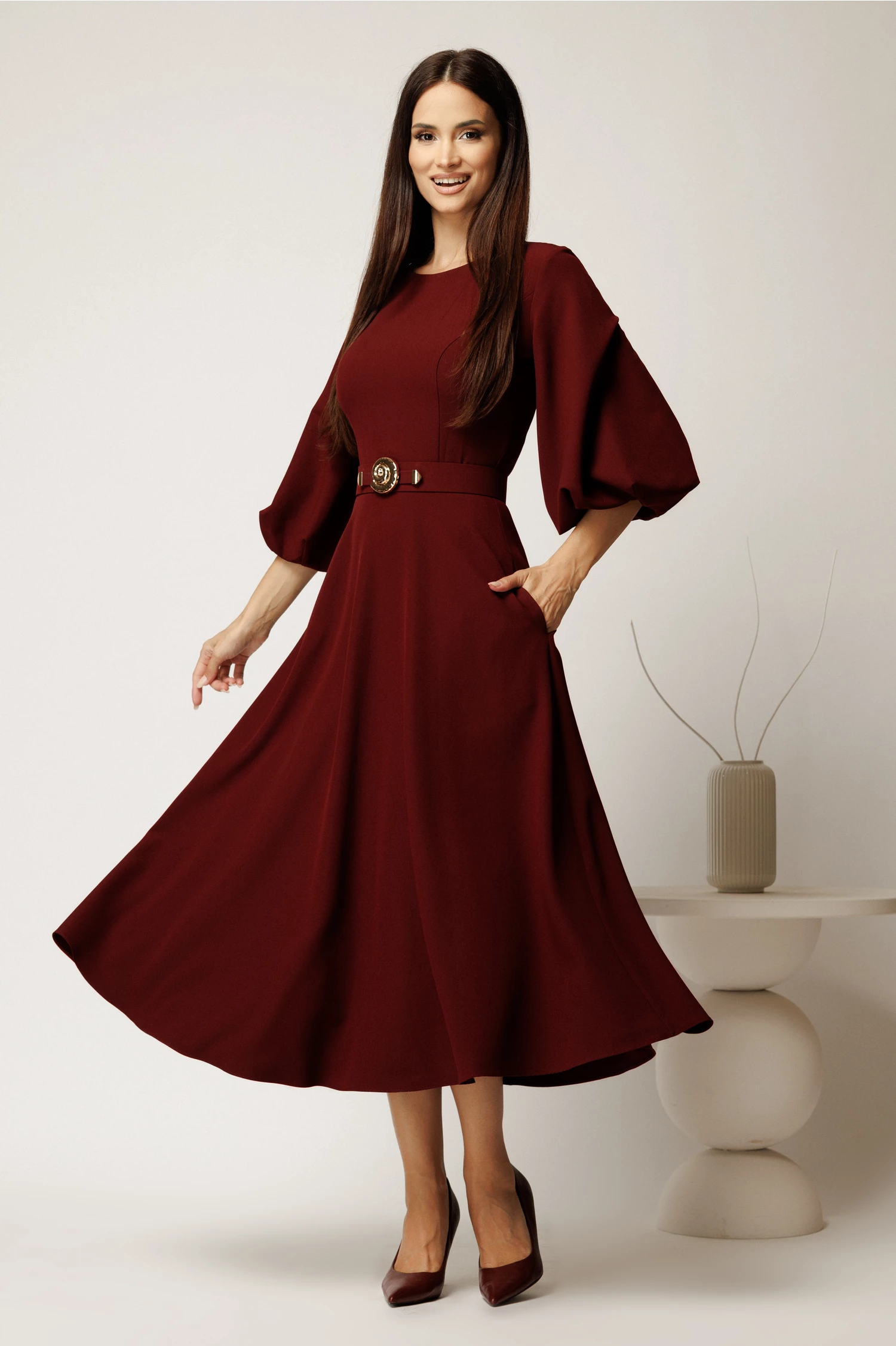 Rochie midi bordo din crep in clos cu maneci bufante si curea in talie ...
