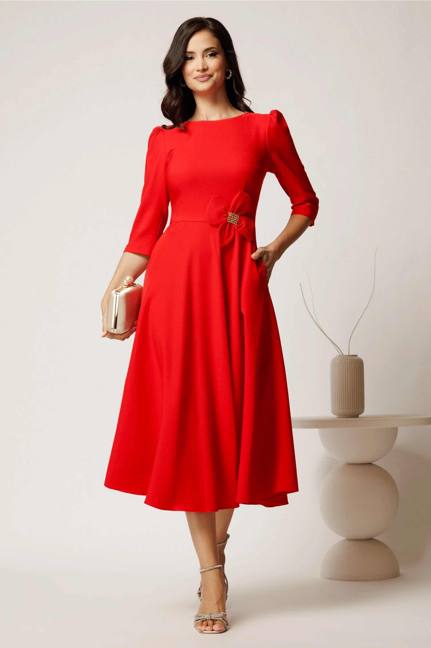 Rochie midi corai din stofa in clos cu floare in talie - DyFashion