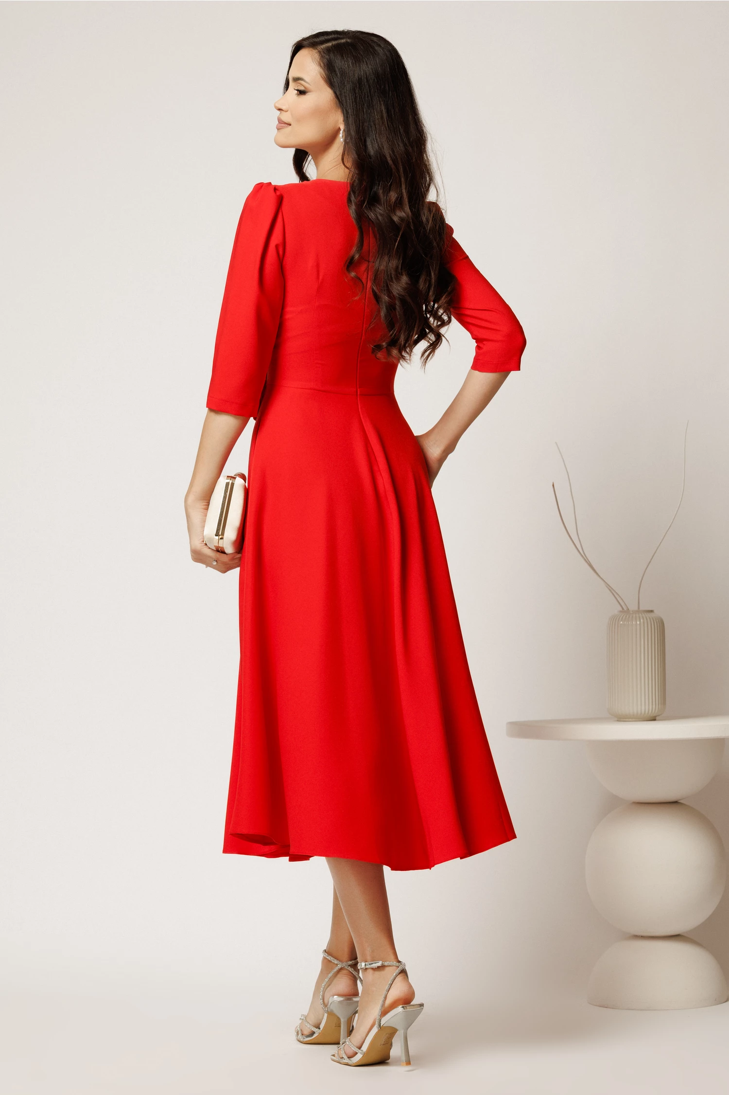 Rochie midi corai din stofa in clos cu floare in talie - DyFashion