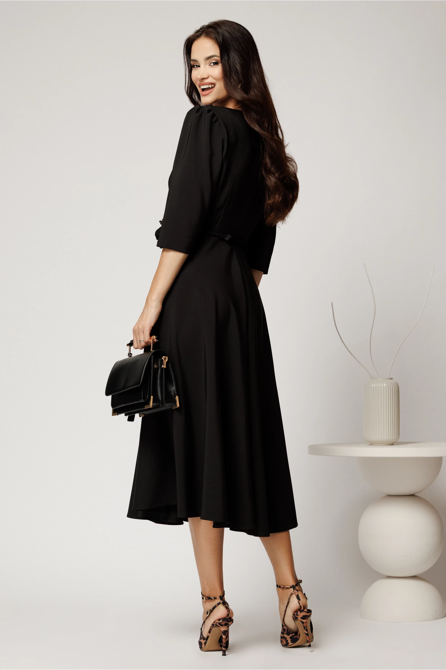 Rochie midi neagra din stofa in clos cu floare in talie - DyFashion