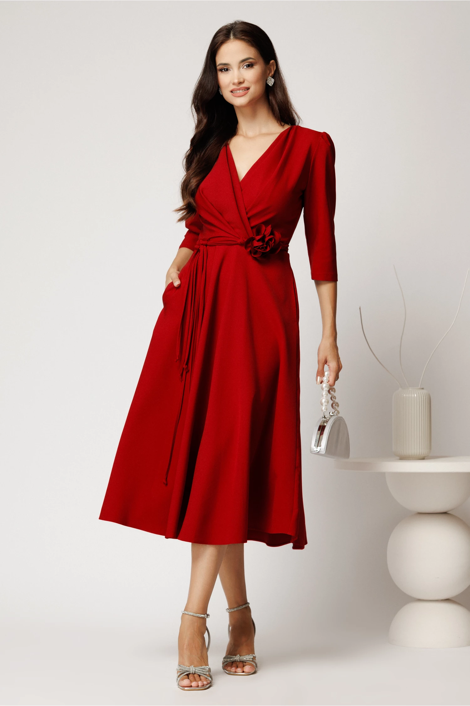 Rochie midi bordo din stofa in clos cu floare in talie - DyFashion